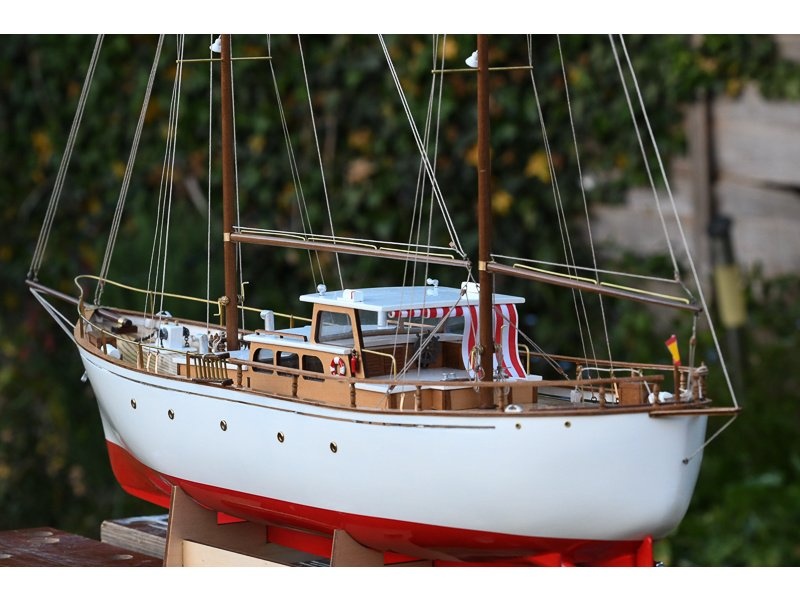 Mantua Model Motorová jachta Bruma 1:43 kit | Promodels.cz